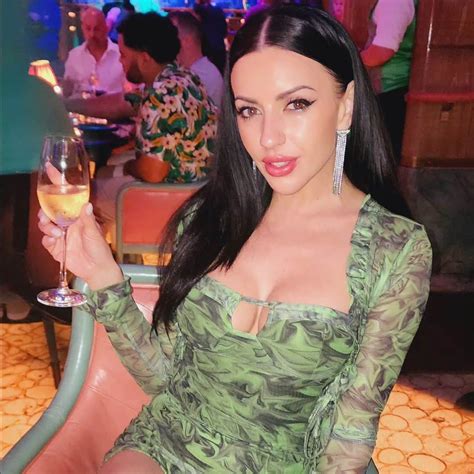 レクシー・ベルさんのインスタグラム写真 レクシー・ベルinstagram 「happy Friday Babes 💚🖤💚」6月10日