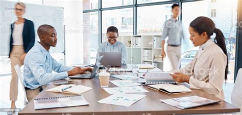 팀워크 계획 및 재무는 바쁜 회의실에서 사무실에서 만나는 비즈니스 사람들 팀입니다 회사의 비전과 사명에 대해 일하는 그룹과의 협업 전략 및 개발 단체에 대한 스톡 사진 및