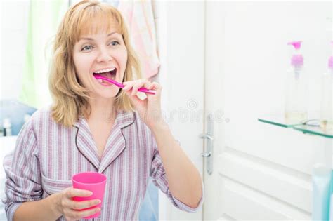 Denti Di Spazzolatura Della Donna In Bagno Immagine Stock Immagine Di
