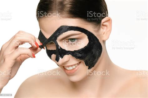 젊고 아름 다운 여자 치료 검은 진흙의 얼굴에 대 한 마스크를 적용 에스테틱 가꿔주기에 대한 스톡 사진 및 기타 이미지 가꿔주기 건강관리와 의술 건강한 생활방식