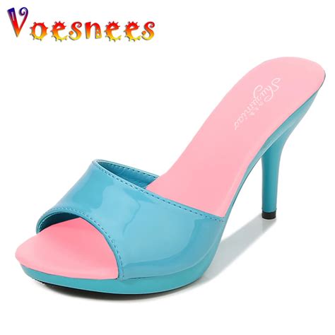 Voesnees 브랜드 여성용 여름 슬리퍼 혼합 색상 Pu 파인 힐 9cm 외부 샌들 플랫폼 섹시한 여성 신발 슬라이드