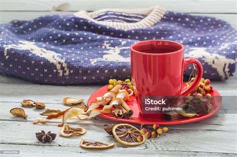 접시에 빨간 커피 컵 나무 배경 음료 갈색에 대한 스톡 사진 및 기타 이미지 갈색 겨울 계피 Istock