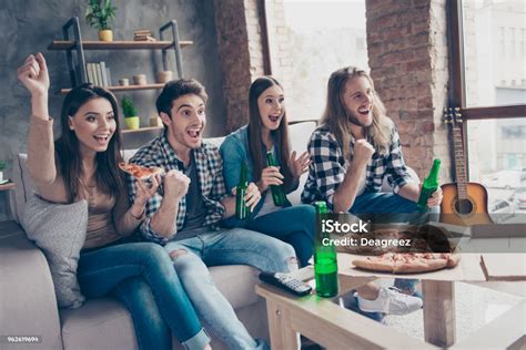 그래 그래 만 세 목표 쾌활 한 흥분된 행복 즐거운 4 친구 테이크 아웃 음식을 먹고 마시는 알코올 음료 집에서 Tv에서 축구를 보고 있다 골인에 대한 스톡 사진 및 기타