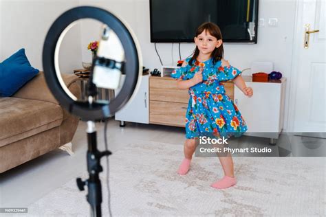 작은 뷰티 블로거는 집에서 비디오를 촬영하고 링 라이트 젊은 블로거 개념 복사 공간에 설정된 카메라에 춤을 추며 유아에 대한