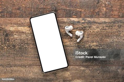 빈 흰색 화면이 있는 최신 스마트폰 모형 이어폰과 휴대폰은 복사 공간 흰색 배경에 빈 화면이 있습니다 평면도 모형 평면 배치 복사 공간 스마트폰에 대한 스톡 사진 및 기타