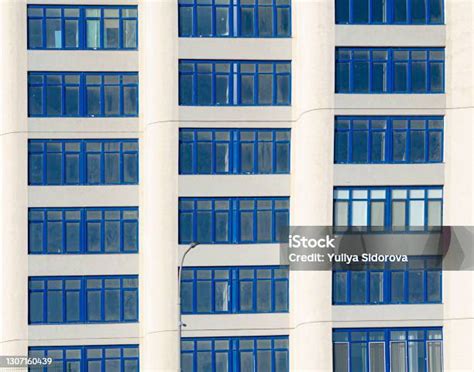 흰색 벽 배경에 공공 집 파란색 창 프레임의 외관은 배경으로 좋아 보인다 0명에 대한 스톡 사진 및 기타 이미지 0명 건물