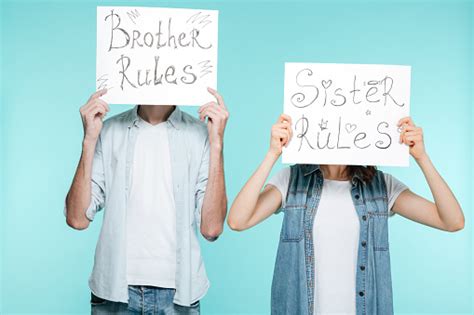 Kakak Dan Adik Memegang Papan Nama Lucu Foto Stok Unduh Gambar