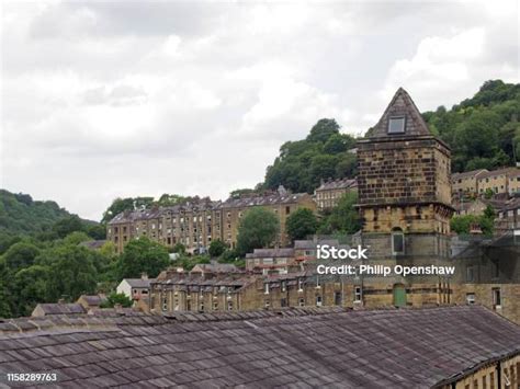여름 나무 사이 헤븐 다리의 가파른 언덕 거리의 전망과 앞에 역사적인 Nutclough 공장 건물의 타워 요크셔에 대한 스톡