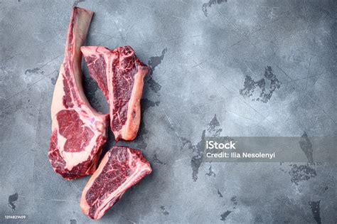 다양한 고전적인 대체 생 고기 송아지 쇠고기 스테이크 건조 숙성 토마호크 T 뼈 또는 포터 하우스 와 클럽 스테이크 회색 돌 배경에 상단 보기 플랫 레이 텍스트 복사 공간