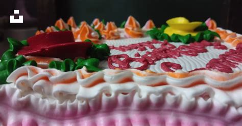 분홍색과 흰색 프로스팅과 그 위에 노란색과 노란색 새가 있는 케이크 사진 Unsplash의 무료 음식 이미지