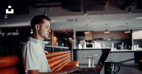 흰색 버튼 업 셔츠를 입은 남자가 검은색 태블릿 컴퓨터를 들고 있다 사진 Unsplash의 무료 사업 이미지