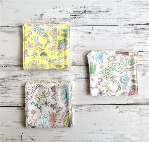 ワニとか爬虫類 ハーフハンカチ ふんわか柔らか ハンカチタオル ダブルガーゼ マイクロファイバー 黄色地 パイル Iichi 日々の暮らし