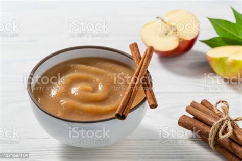 사과 소스 또는 사과 퓌레 콤포트 수제 와 원시 빨간 사과 에 흰색 나무 배경 0명에 대한 스톡 사진 및 기타 이미지 0명