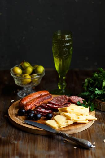 아페리티프 테이블 고기 스낵 튀긴된 소시지 치즈 살라미 올리브와 어두운 테이블에 와인 한 잔 레스토랑 컨셉 고기에 대한 스톡 사진 및 기타 이미지 Istock