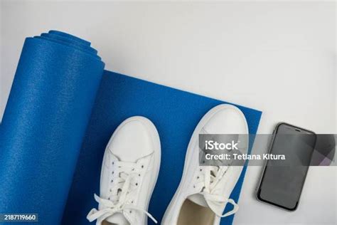 휘트니스 액세서리 개념 아령 헤드폰이 있는 스마트폰 빈 공간이 있는 흰색 배경에 흰색 운동화 스포츠 매트 사진 0명에 대한 스톡 사진 및 기타 이미지 Istock