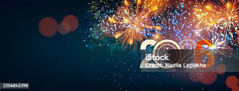 축제 불꽃놀이가 밤하늘을 수놓으며 사람들은 기쁨과 흥분으로 새해 전야를 축하합니다 2026년에 대한 스톡 벡터 아트 및 기타 이미지 2026년 겨울 공동체 Istock