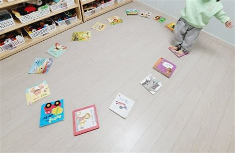 호반아이사랑♡ 만1세발달과정발달특성발달수준 신체대근육그림책징검다리를건너요 신체소근육그림책을세워요 신체놀이 그림책연계활동 그림책병행놀이 알록달록히든박스 신체운동발달 겨울놀이