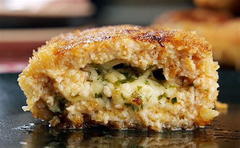 Рецепт куриных котлет двойной сочности. Наша хитрость в том, что внутри ...