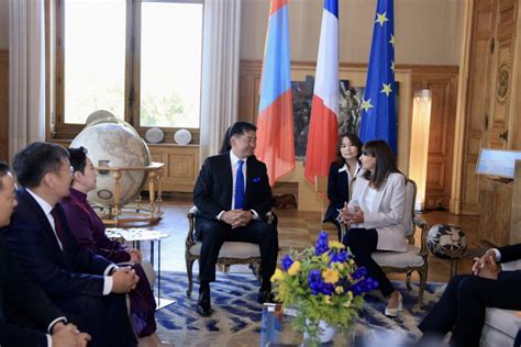 Ерөнхийлөгч У Хүрэлсүхэд Парис хотын Засаг дарга Анн Идалго бараалхлаа