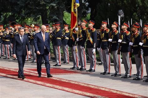 ОФИЦИАЛНО ОТ МОЛДОВА С военни почести посрещнаха премиера Желязков СНИМКИ Информационна