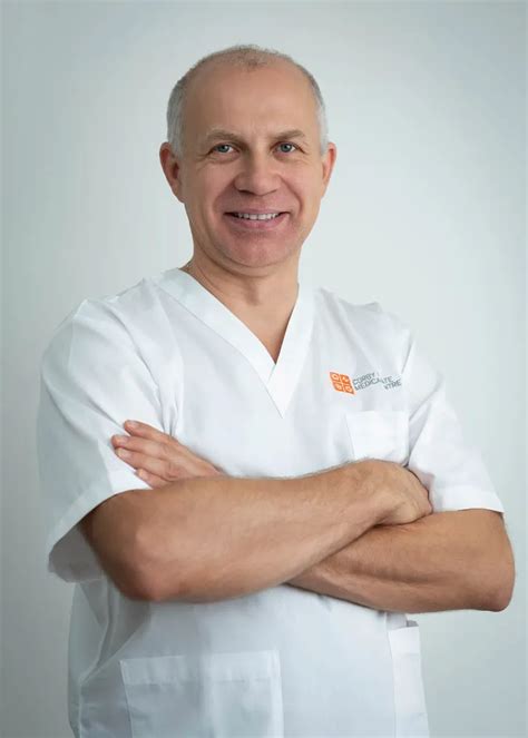 Dr Dominik Lis Ortodont și Stomatolog Corby Medical