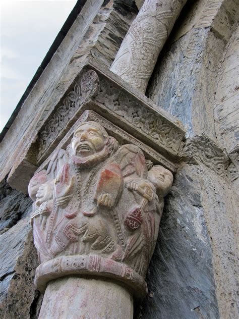 무료 이미지 록 목재 벽 기념물 프랑스 동상 석상 Priory 자본 중세의 미술 신전 수도원 로마네스크 양식 구조 돌 조각 고대 역사
