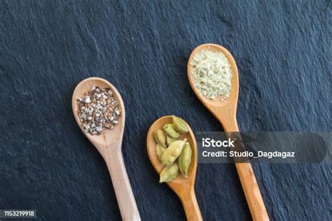 다양 한 종류의 카 다 멈 씨앗나무 숟가락의 전체 높고 낮은 밀링 탑 뷰 가루로 빻은에 대한 스톡 사진 및 기타 이미지 가루로 빻은 금이 간 드레싱 식품 Istock