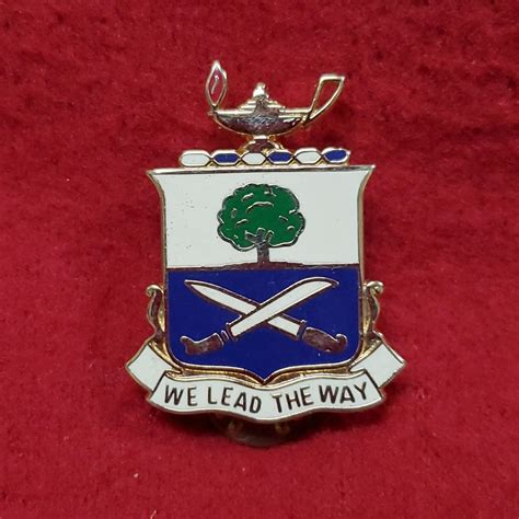 Vintage Us 29th Infantry Regiment We Lead The Way Pin Crest Dui Unit