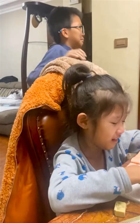 Abang Ini Hiba Dan Kecewa Sungguh Ketika Mengajar Adik Perempuannya