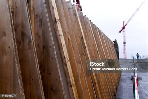 비가 오는 가을날 취리히 슈바멘딩겐의 목재 거푸집 공사 장비가 있는 고속도로 인클로저 건설 현장에서 하루를 엽니다 강철에 대한 스톡 사진 및 기타 이미지 Istock