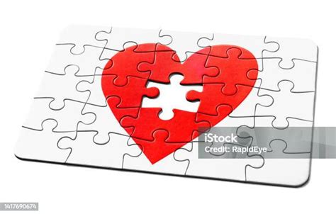 빨간 낭만적 인 마음의 퍼즐 하나의 누락 된 조각 해결해야 할 문제를 나타내는 퍼즐 하트 모양에 대한 스톡 사진 및 기타 이미지 하트 모양 사랑 종점 Istock