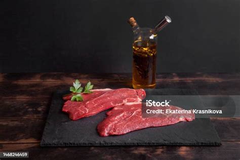 슬레이트 보드에 대리석 쇠고기의 생 스테이크 식물성 기름과 발사믹 식초 병 건강한 식생활에 대한 스톡 사진 및 기타 이미지 건강한 식생활 고기 그레이비 Istock