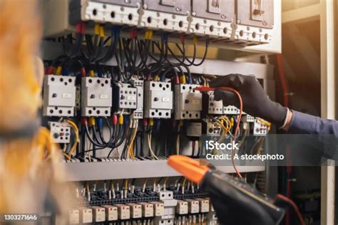 전기 엔지니어 작업 테스터 는 전기 캐비닛 제어에서 전력 전기 라인의 전압과 전류를 측정하고 릴레이 보호 시스템에 전선 베이 제어 장치 중간 전압 개폐기 전자 산업에 대한