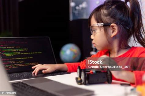 아시아 학생들은 집에서 Stem Steam 수학 공학 과학 기술 컴퓨터 코드 아이들을위한 로봇 공학 개념의 로봇 자동차 및 전자