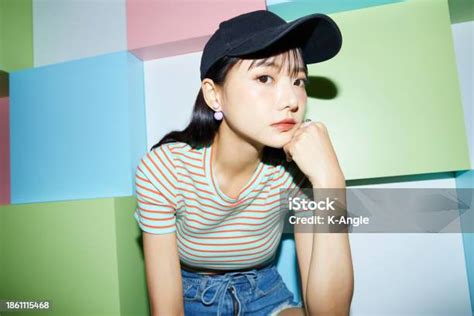 화려한 배경에서 촬영된 젊은 아시아 여성의 캐주얼한 초상화 여자에 대한 스톡 사진 및 기타 이미지 여자 패션 일본 민족 Istock