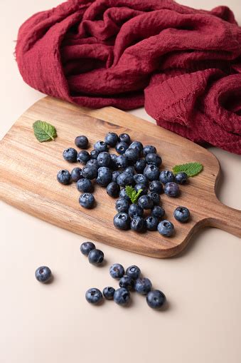 신선한 블루베리 나무 판 민트 잎 베이지 색 배경에 빨간 천 자연스럽고 소박한 스타일 건강한 식생활 신선도 및 가정 요리의 개념 0명에 대한 스톡 사진 및 기타 이미지