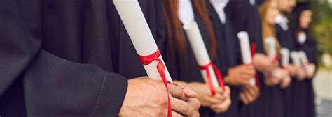 What Are The Differences Between Commencement And Graduation College Cliffs