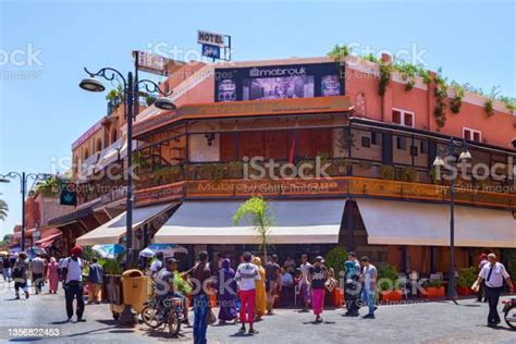 화창한 날 마라케시의 메디나 근처의 붉은 벽 마브라우카 레스토랑의 전경 거리에 대한 스톡 사진 및 기타 이미지 거리 건축 관광 Istock