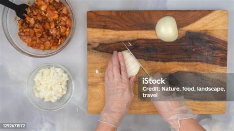 나무 도마에 양파를 자르는 장갑을 끼고 있는 여성의 손 사워 크림 치킨 파프리카 레시피 단계별 조리 과정 간장에 대한 스톡 사진 및 기타 이미지 Istock