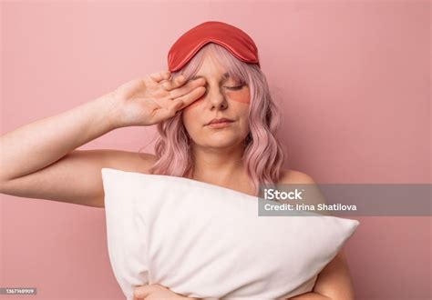 달콤한 매력적인 사랑스러운 백인 소녀는 수면 마스크를 착용 베개를 껴안고 잠을 원하거나 분홍색 배경에 고립 깨어 건강한 생활방식에 대한 스톡 사진 및 기타 이미지 Istock