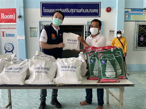 ส ส กิตติชัย เรืองสวัสดิ์ ลงพื้นที่พร้อมทีมงานส่งมอบถุงห่วงใยให้กับผู้กักตัวใน ต บางเต อ เมือง