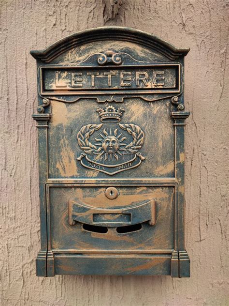 Caixa De Correio Vintage Na Parede Fechar Foto Editorial Imagem De Postbox Letterbox 285598236
