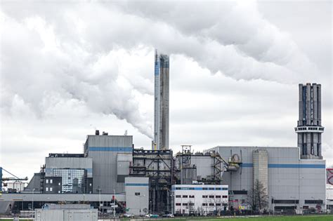 두꺼운 연기가 흐린 하늘로 나오는 굴뚝이있는 산업 공장 산업별 환경오염 0명에 대한 스톡 사진 및 기타 이미지 0명