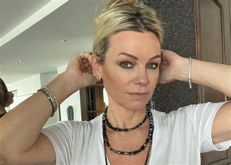 Caroline N Ron A Grandi Sur La M Me Rue Que Cette Vedette Qu B Coise