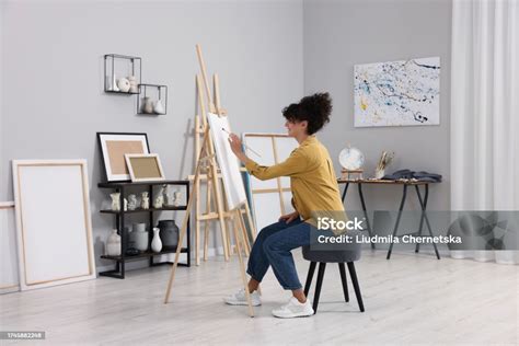스튜디오에서 캔버스로 이젤에 그림을 그리는 젊은 여자 20 24세에 대한 스톡 사진 및 기타 이미지 20 24세 공예 그림 그리기 Istock