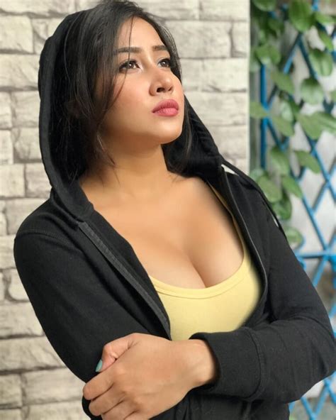 Sofia Ansari Breaks The Internet With Bold Instagram Photos Style Hyme