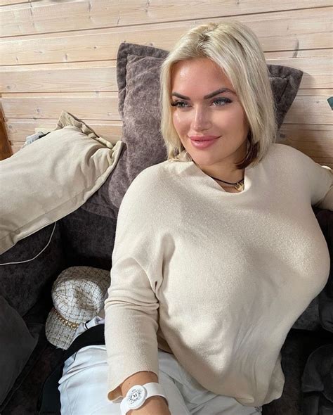 Olyria Roy Plussize Models Curvage