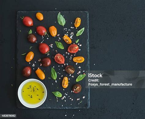 다양한 색상 체리 토마토 바질 잎을 스파이시즈 및 올리브 0명에 대한 스톡 사진 및 기타 이미지 0명 2015년 개체 그룹 Istock