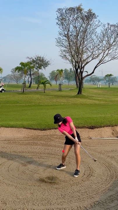 정혜윤프로의 벙커샷💕 웨글을 하는 이유는 가볍게 헤드를 공 뒤에 떨어뜨리기 위해서예요klpga정혜윤프로 여자프로골퍼 Golfswing 여자골프스윙