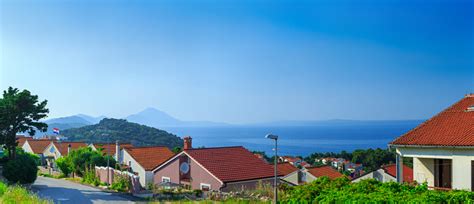 전통적인 유럽 지중해 건축 스타일 거리 및 테라코타 지붕 사이프러스 팜 올리브 소나무 해안 푸른 바다에 둘러싸인 집 권위 있는 영지의 위치 0명에 대한 스톡 사진 및 기타